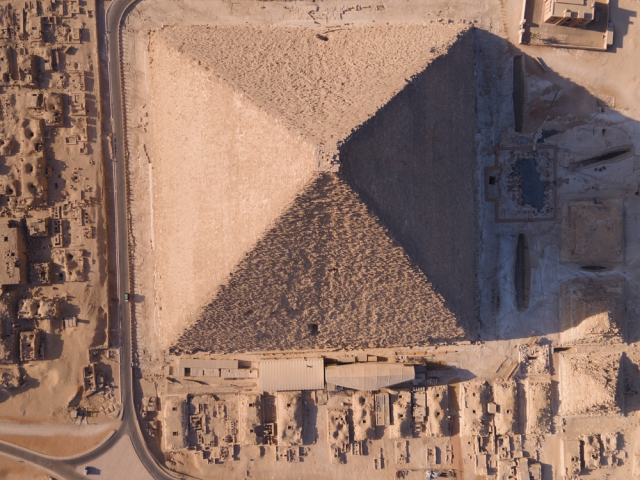 METEOFOR: How many sides does Great Pyramid of Giza have?